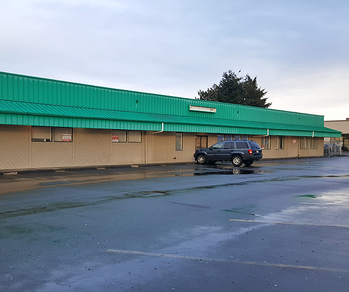 Rain or shine, Lancaster's covered walkways keep the bargain hunting going. Oregon weather doesn't stand a chance against determined treasure seekers!