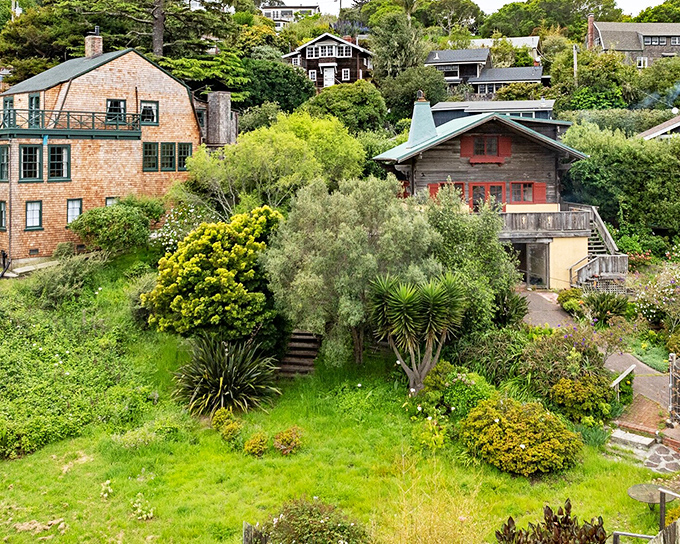 Hillside homes that look like they grew organically from the landscape. In Bolinas, architecture and nature negotiate a peaceful coexistence.