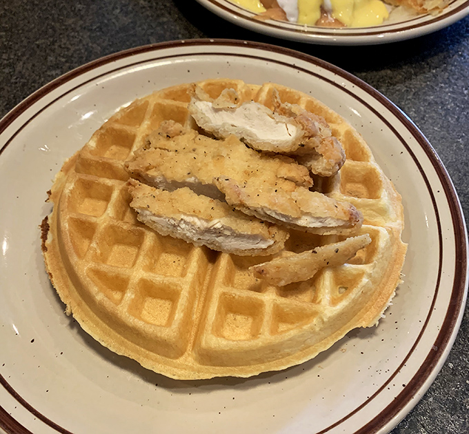 The star attraction arrives: golden waffle meets crispy chicken in a relationship more harmonious than any Hollywood power couple.