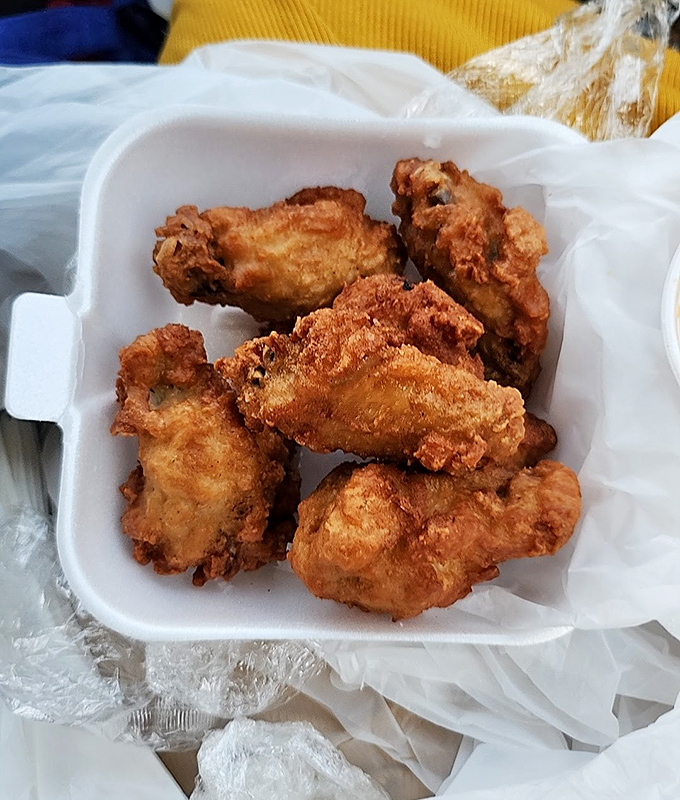 Golden-fried wings with a crunch you can practically hear through the photo. Proof that sometimes the simplest pleasures are the most satisfying.