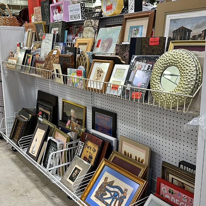 Wall art galore! One person's discarded masterpiece becomes another's conversation starter. That textured mirror is calling my name. 