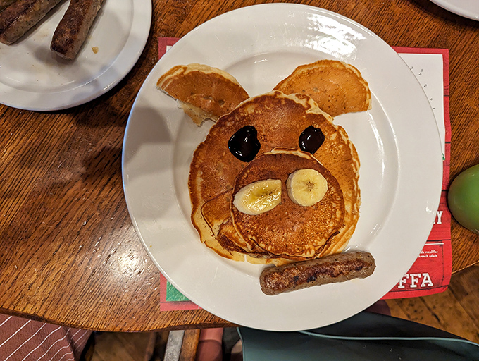 Pancake artistry at its finest! This smiling flapjack face proves that breakfast can indeed be the happiest meal of the day.
