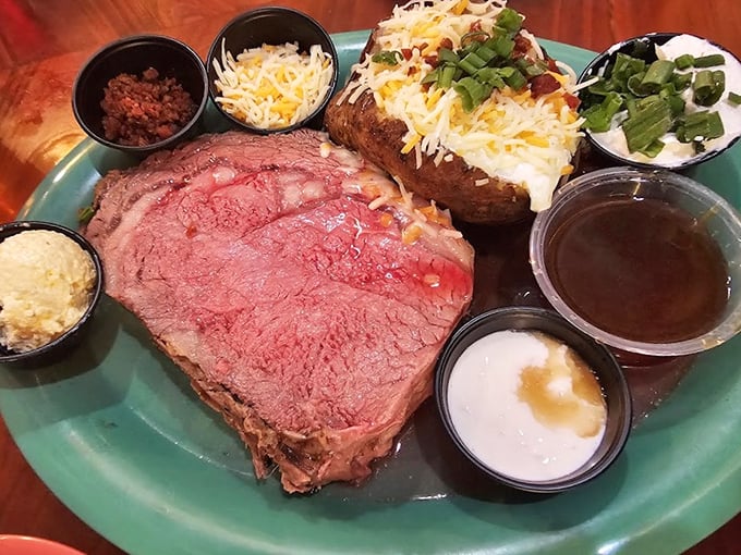 Prime rib so perfectly pink it should come with its own Instagram filter. The supporting cast of sides knows not to upstage the star.