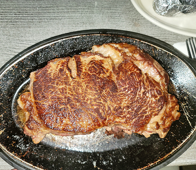 When prime rib arrives looking this magnificent, you know the kitchen takes their craft seriously.