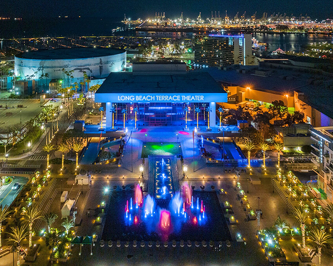 The Terrace Plaza lights up after dark, turning an ordinary evening into a technicolor dreamscape worthy of a 1950s Hollywood musical.