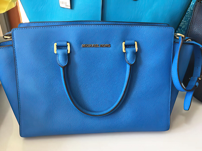 Electric blue never looked so good! This structured Michael Kors handbag stands ready for its second act at a fraction of retail price.