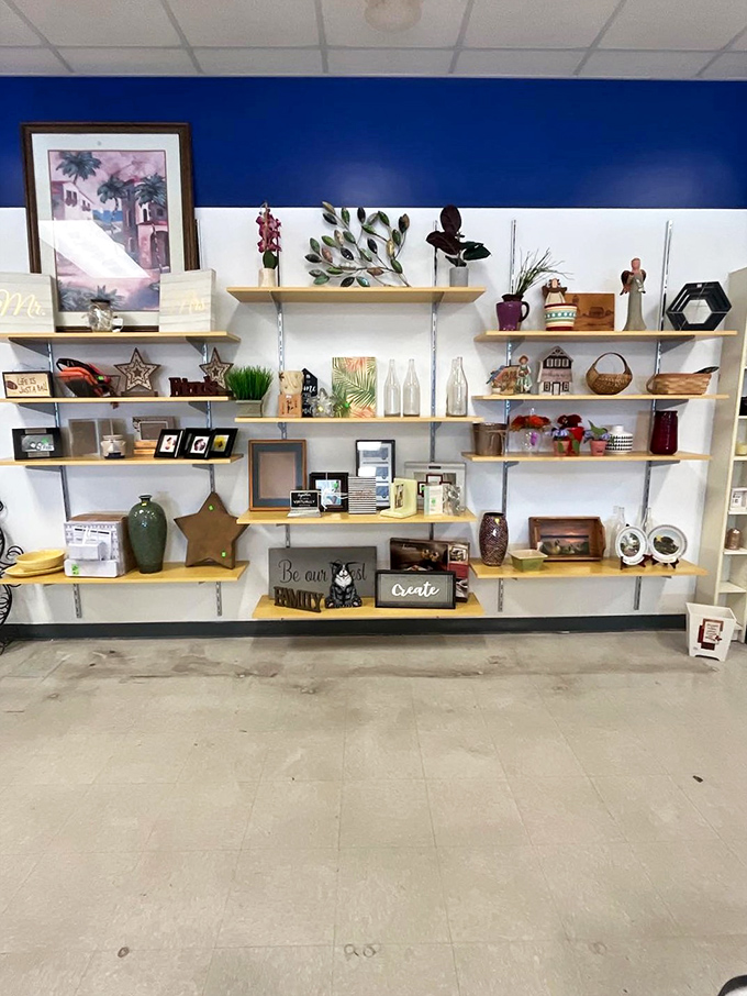 Home d&eacute;cor heaven where one person's "I don't need this anymore" becomes your "How did I live without this?" Retail therapy at its finest.