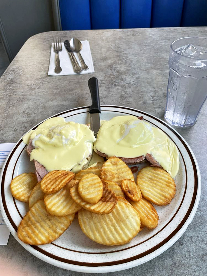 Behold the legendary eggs Benedict that's been drawing pilgrims from across Southern California for decades of perfection.