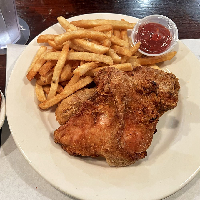 Golden, crispy, and utterly irresistible &ndash; this Southern fried chicken delivers the kind of crunch that makes neighboring diners look over with unmistakable envy.