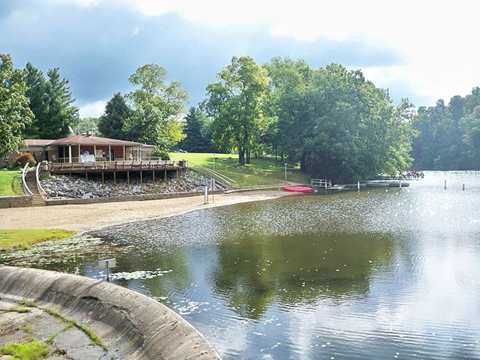 Blue Rock's autumn display transforms the shoreline into a painter's palette. Fall colors that make even the trees say "wow!"