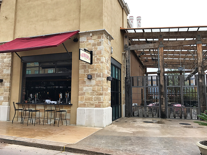 Grimaldi's Pizzeria: That covered patio promises pizza with a side of fresh air. Stone walls and good food&mdash;what more could you want? 