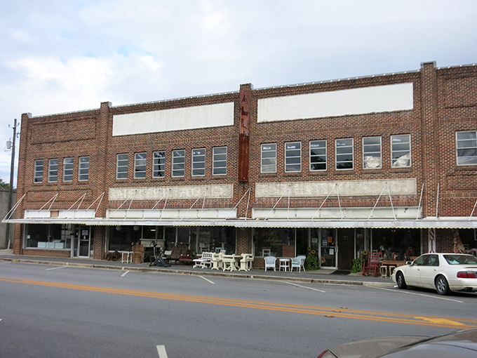 Historic downtown Metter features charming antique shops, reflecting the town's small-town appeal and relaxed pace&mdash;perfect for retirees looking to stretch their dollars.