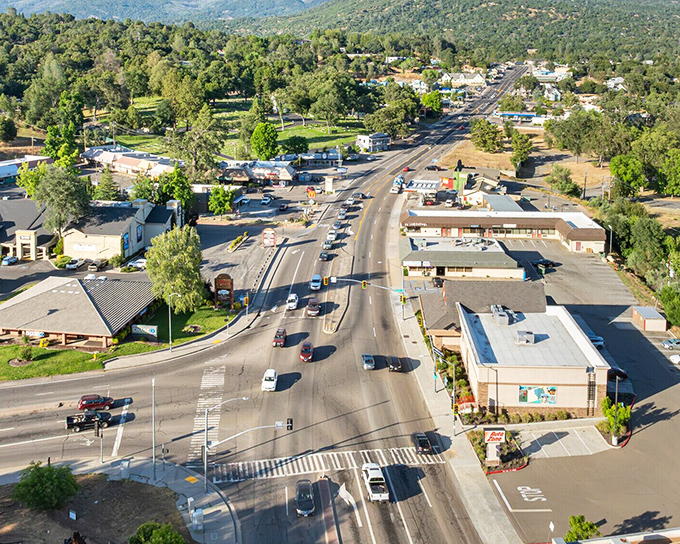 Civilization meets wilderness! Oakhurst's bustling main drag is the perfect basecamp before Yosemite adventures.