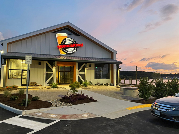 Shorebreak's barn-inspired design brings rustic charm to pizza perfection. Beach vibes meet comfort food heaven!