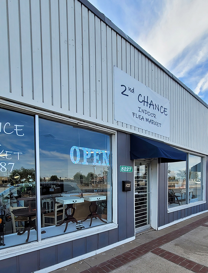 The welcoming blue fa&ccedil;ade promises air-conditioned bargain hunting&mdash;a true luxury in the Arizona heat.