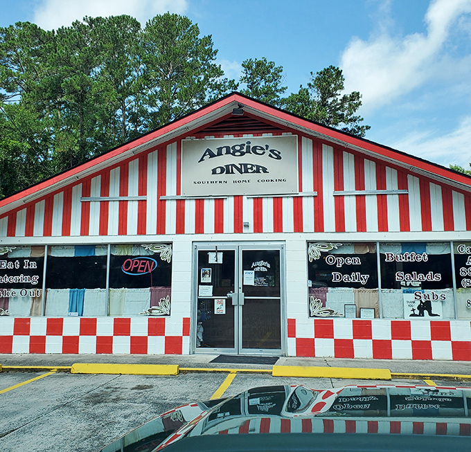 Classic Americana at its finest, where the checkerboard pattern matches the no-nonsense approach to Southern cooking.