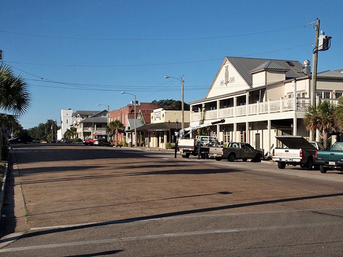 Wide streets and low buildings mean you can actually see the sky - imagine that in today's Florida!