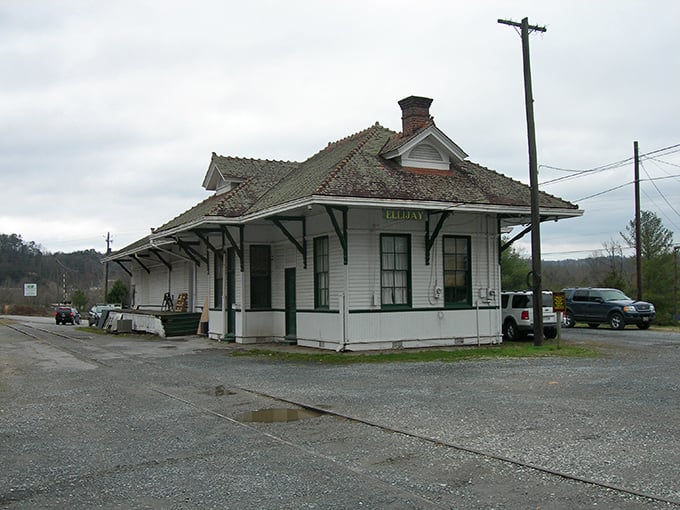 The warm glow of Ellijay's brick buildings feels like a visual welcome mat to Georgia's apple country headquarters.