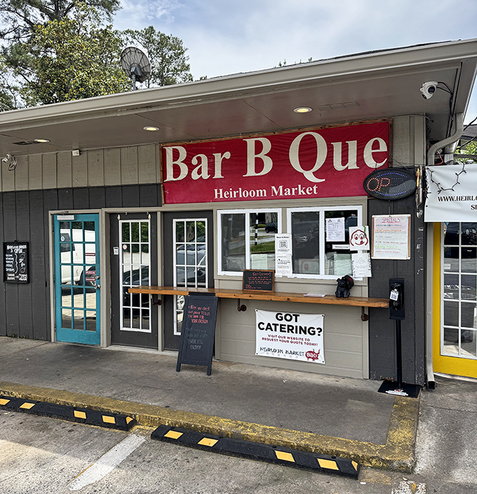 The "Bar B Que" sign might as well say "Food Pilgrimage Destination." Worth finding parking for, worth waiting in line for.