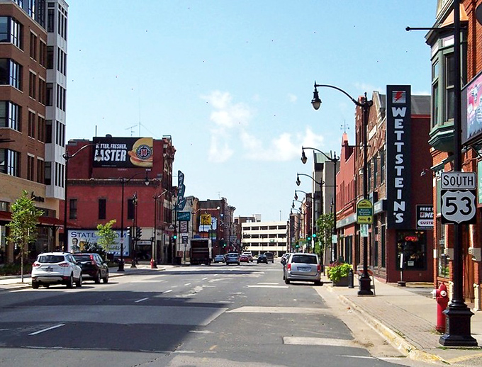 La Crosse&rsquo;s vibrant downtown features a mix of historic and modern buildings where retirees enjoy affordable urban living with a small-town feel.