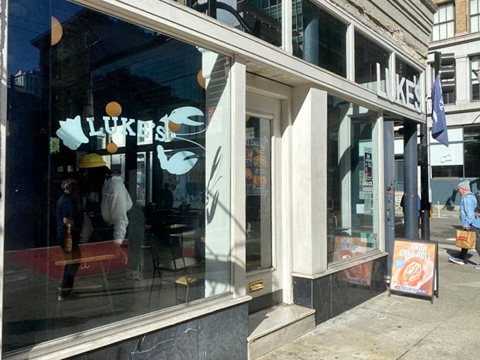 Those floor-to-ceiling windows let you watch the Santa Monica action while cracking into some seriously fresh crustaceans. 