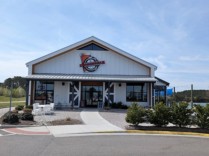 The perfect post-beach retreat where craft beer flows and pizza dreams come true. Paradise found!