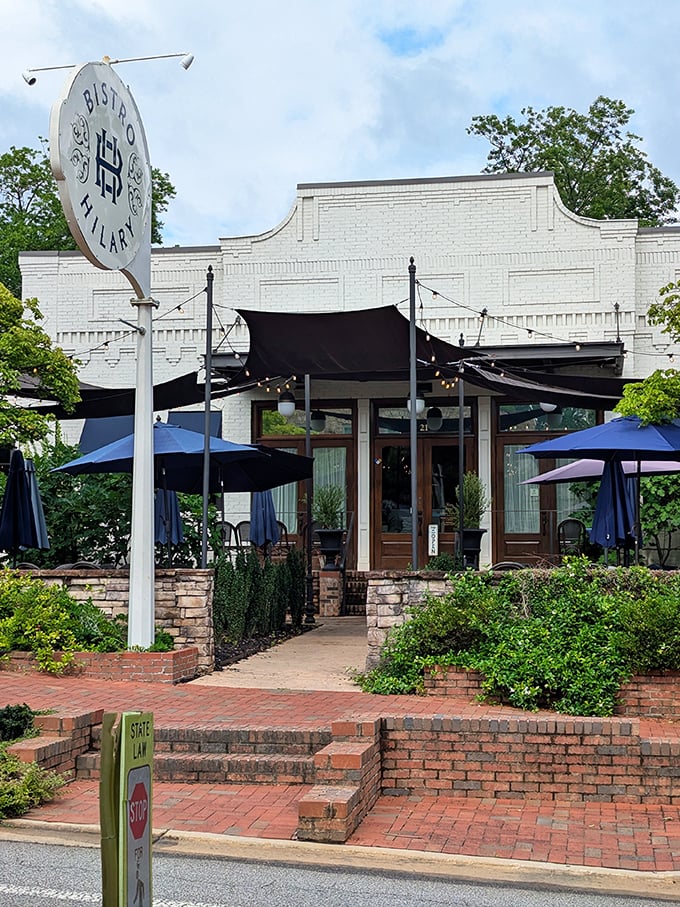 Elegant outdoor dining transforms a simple meal into an occasion worth celebrating with friends and strangers alike.