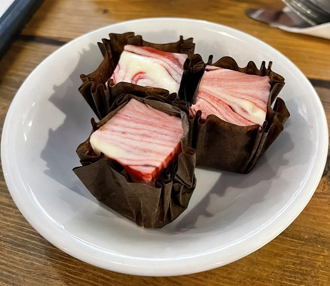 These cheesecake bites wrapped in chocolate are what would happen if elegance and decadence decided to become roommates.