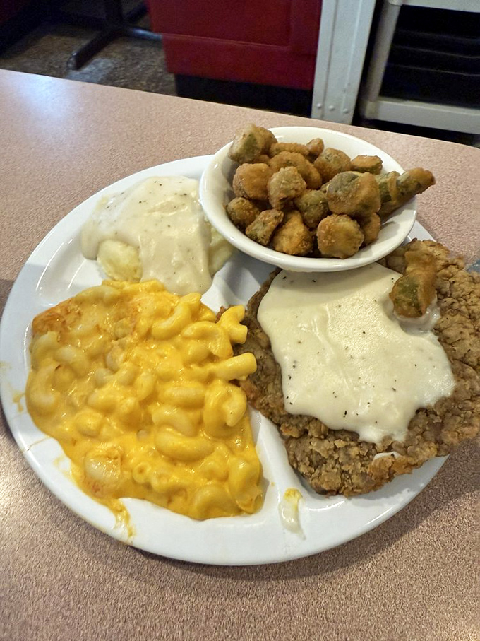 Southern comfort on a plate: golden-fried steak, creamy mac and cheese, and okra that would make your grandmother nod in approval.
