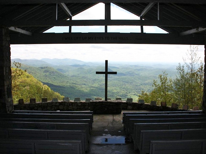 Pretty Place Chapel offers spiritual elevation and visual inspiration in equal measure. With a view like this, even the most restless soul finds a moment of perfect peace.