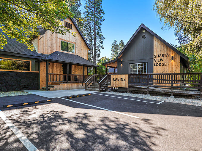 Shasta View Lodge offers modern mountain comfort with a rustic twist &ndash; like your stylish friend who somehow pulls off wearing hiking boots with a cocktail dress.