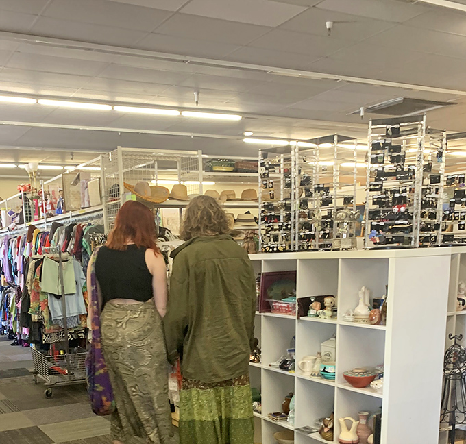 Fellow treasure hunters on the prowl &ndash; everyone here speaks the universal language of "Oh, look at that!"