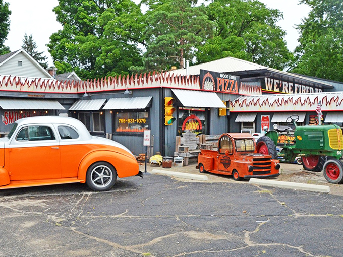 1000&deg; looks like it drove straight out of American Graffiti, bringing wood-fired pizza and vintage vibes to rural Indiana.
