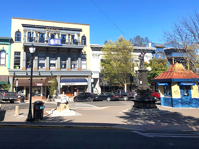 Colorful storefronts, outdoor dining, and a lively plaza—Ashland’s charming downtown invites you to shop, stroll, and soak up the sunshine.