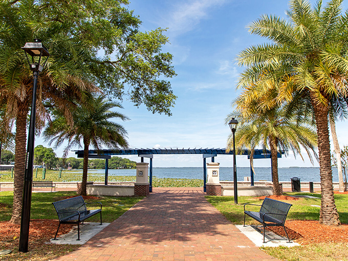 Leesburg's charming waterfront parks invite leisurely strolls without expensive admission fees. Retirement as it should be!