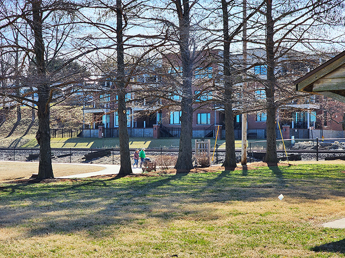 A peaceful day in Washington with walking paths, river views, and cozy spots to relax and enjoy the outdoors.