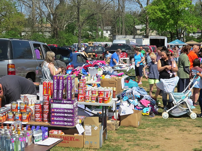 Sunshine, good deals, and the smell of kettle corn &mdash; this outdoor scene at Willow Glen Flea Market turns everyday shopping into a full-blown treasure hunt.