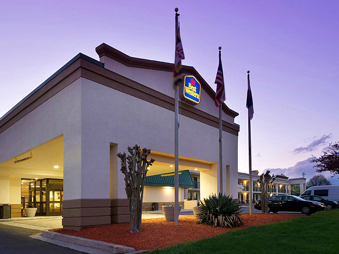 A Best Western stands ready to welcome visitors to Windsor Mill.