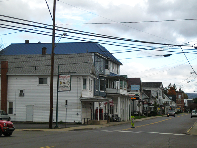 American flags, cozy porches, and quiet streets&mdash;Benton&rsquo;s welcoming vibe makes it feel like home from the moment you arrive.