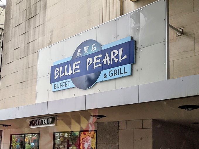 Blue Pearl Buffet & Grill: Glass doors open to reveal a treasure trove of Asian delights. The name promises something special, and it delivers.