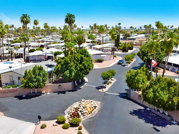 Where golf courses replace front yards. Citrus Gardens offers green views that would cost a fortune in less sunny states.