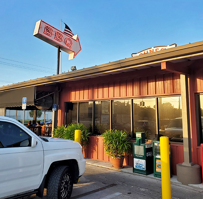 No fancy frills needed when your smoker does all the talking in this straightforward barbecue temple.
