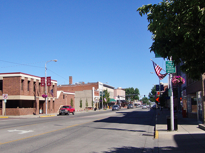 La Grande's vibrant Main Street invites you to slow down and savor small-town Oregon at its most authentic. 
