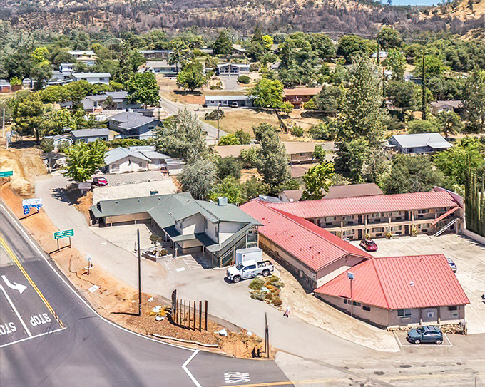 Red roofs and rolling hills! Mariposa's landscape painting comes to life&mdash;no museum admission required.