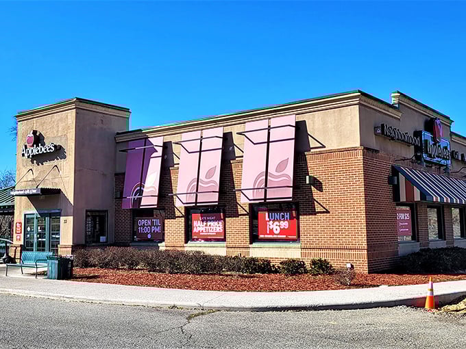 Bright awnings and bold signs welcome guests&mdash;this Applebee&rsquo;s in Radford is a friendly spot for casual meals and relaxed evenings.