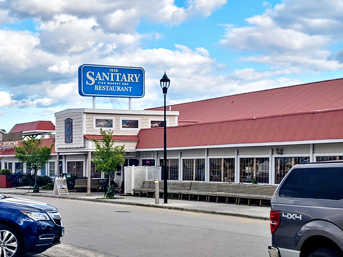 Red roof, white walls, blue skies&mdash;this patriotic palette promises an all-American seafood feast inside.