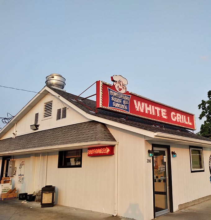 That vintage sign with the cheerful chef has welcomed hungry travelers for decades. The White Grill proves the best things in life don't need constant updating.