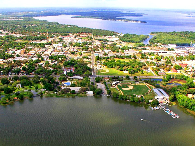 From above, Leesburg reveals its true character &ndash; a town embraced by lakes and greenery. Water and civilization in perfect, negotiated harmony.