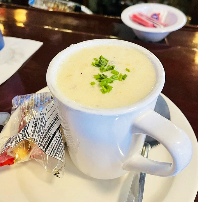 Clam chowder so creamy it should come with a lifeguard. This cup of oceanic bliss gets a sprinkle of green onions for both color and that perfect flavor finish.