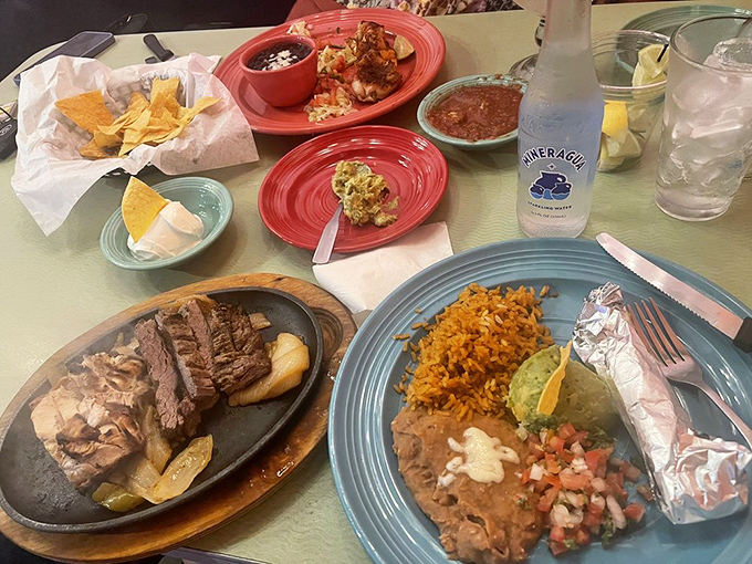 A table spread that says "vacation mode: activated." That sizzling fajita platter is performing the dinner equivalent of a standing ovation.